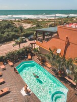 Piscina externa, espreguiçadeiras