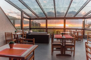 Café da manhã com buffet grátis todos os dias