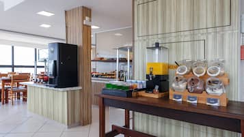 Café da manhã com buffet grátis todos os dias