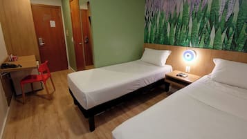 Standard Twin | Minibar, secretária, cortinas/cortinados opacos, ferro/tábua de engomar