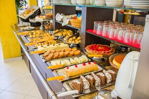 Café da manhã com buffet grátis todos os dias