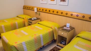 Quarto triplo standard, 3 camas de solteiro | Frigobar, cofres nos quartos, escrivaninha, cortinas blackout