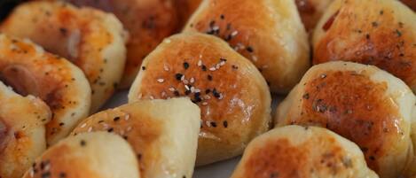 Uma travessa com pães recém-assados e sementes de gergelim.
