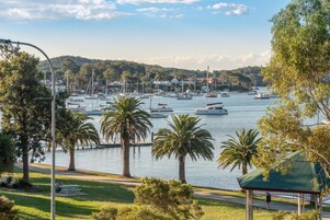 Apartamento luxo, 2 quartos, sacada | Vista para o lago