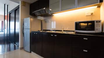 Um frigorífico, um micro-ondas, uma placa de cozinha