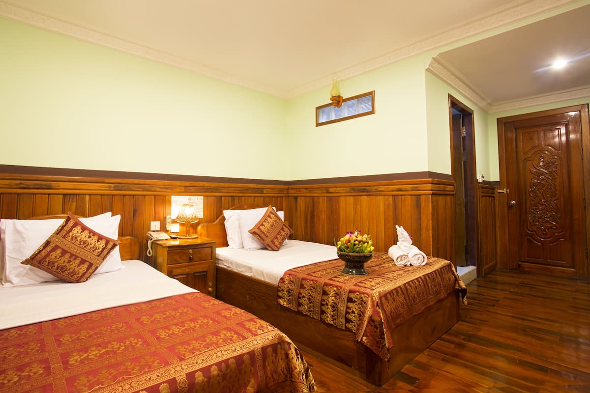 20 quartos, minibar, cofre no quarto, secretária