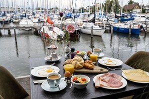 Café da manhã com buffet grátis todos os dias