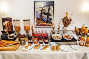 Pequeno-almoço continental diário mediante uma taxa 
