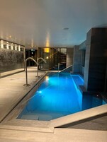 Piscina interior, guarda-sóis, espreguiçadeiras 