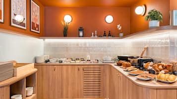 Café da manhã com buffet todos os dias mediante uma taxa