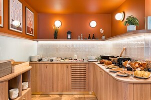 Café da manhã com buffet todos os dias mediante uma taxa