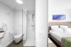 Quarto standard, 1 cama Queen | Banheiro | Chuveiro, produtos de toalete biodegradáveis, secador de cabelo 