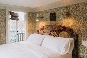 Quarto luxo, 1 cama King | Ferros/tábuas de passar roupa, Wi-Fi de cortesia