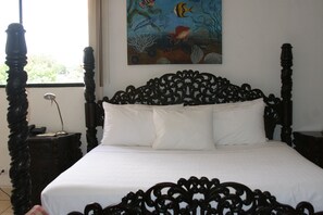 Suíte executiva, 1 quarto, banheiro privativo | Roupas de cama premium, escrivaninha, espaço de trabalho para notebook