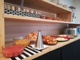 Café da manhã continental todos os dias (EUR 8 por pessoa) 