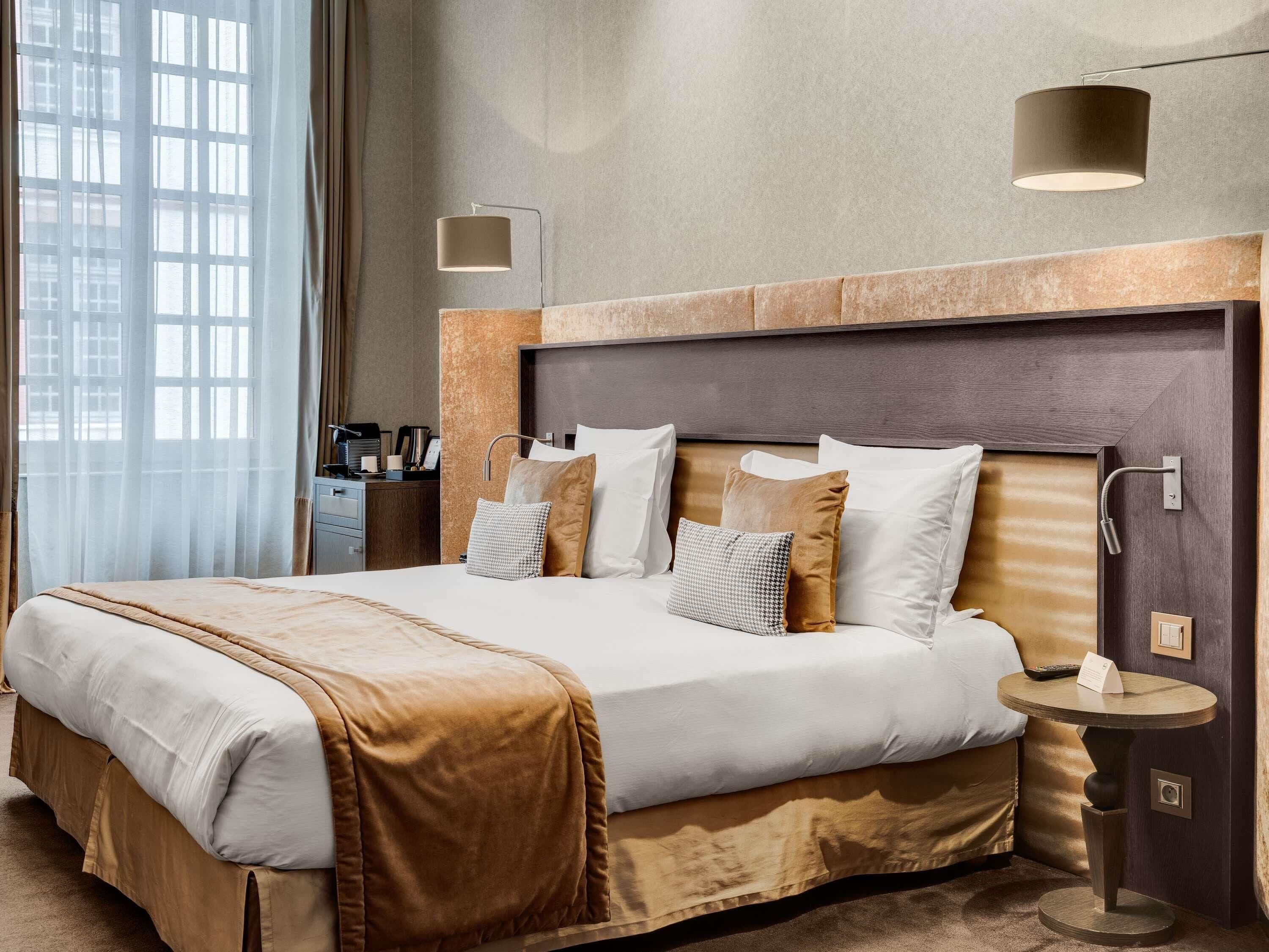 Quarto Superior, banheira | Roupa de alta qualidade, minibar, cofre no quarto, secretária 