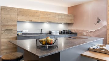 Apartamento Superior (Excl. 215 EUR cleaning fee) | Cozinha privada | Um frigorífico/congelador grande, um micro-ondas, um forno