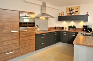 Apartamento (Excl. 215 EUR cleaning fee) | Cozinha privada | Um frigorífico/congelador grande, um micro-ondas, um forno 