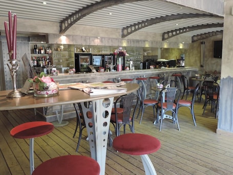 Pequenos-almoços, almoços, jantares servidos, cozinha internacional . Hotel Panorama