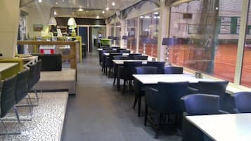 Café da manhã, almoço e jantar; culinária internacional