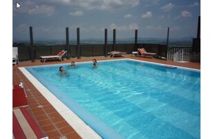 Piscina exterior sazonal, espreguiçadeiras 