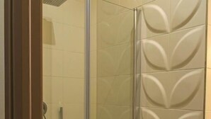 Quarto casal superior | Banheiro | Chuveiro, chuveiro com efeito de chuva, produtos de toalete grátis 