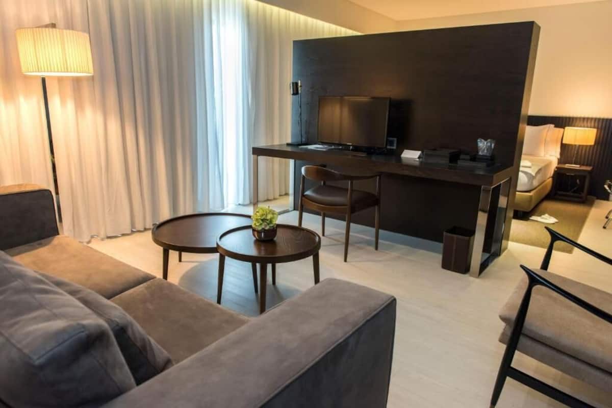 Suíte real | Frigobar, cofres nos quartos, escrivaninha, quartos à prova de som