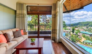 Junior Suite with Jacuzzi - East Wing | 7 quartos, roupas de cama premium, cofres nos quartos, escrivaninha