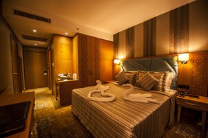 Suite | Minibar, cofre com capacidade para portátil, cortinas/cortinados opacos 