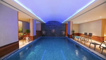 2 piscinas internas, piscina externa, barracas de cortesia