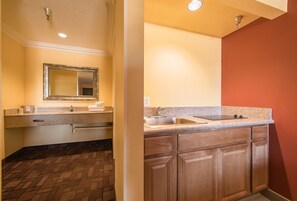 Quarto Standard, 1 cama king-size | Lavatório na casa de banho