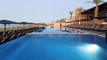 9 piscinas externas, espreguiçadeiras