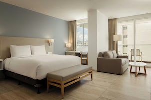 Quarto luxo, 1 cama Queen e sofá-cama | Edredons de pluma, frigobar, cofres nos quartos, escrivaninha