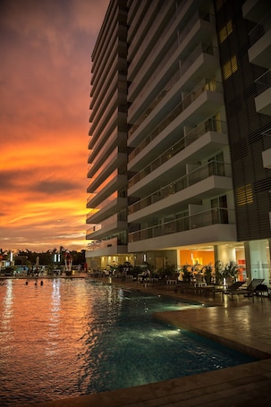 Quarto Superior, 1 cama king-size e sofá-cama | Vista da varanda. Courtyard By Marriott Santa Marta Resort