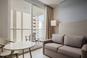 Quarto Standard, 1 cama queen-size e sofá-cama | Sala de estar | Televisor LED de 42 polegadas com canais por cabo, televisor
