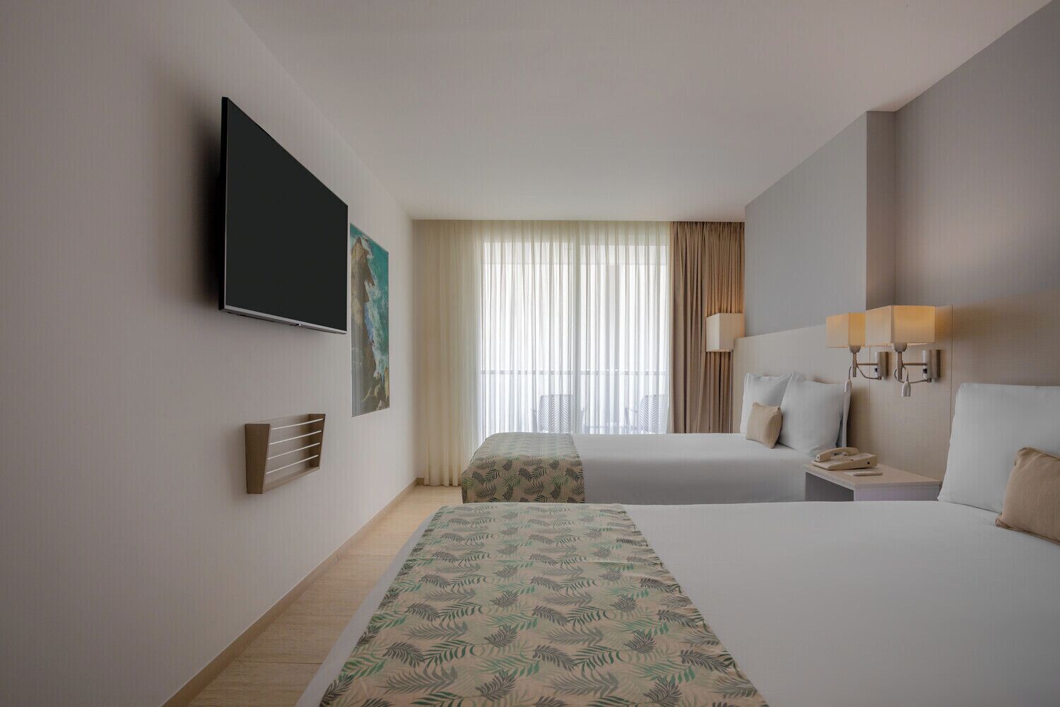 Quarto, 2 camas de casal, para não fumantes | Edredons de pluma, frigobar, cofres nos quartos, escrivaninha