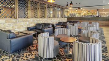 Pequenos-almoços, almoços, jantares servidos, cozinha internacional