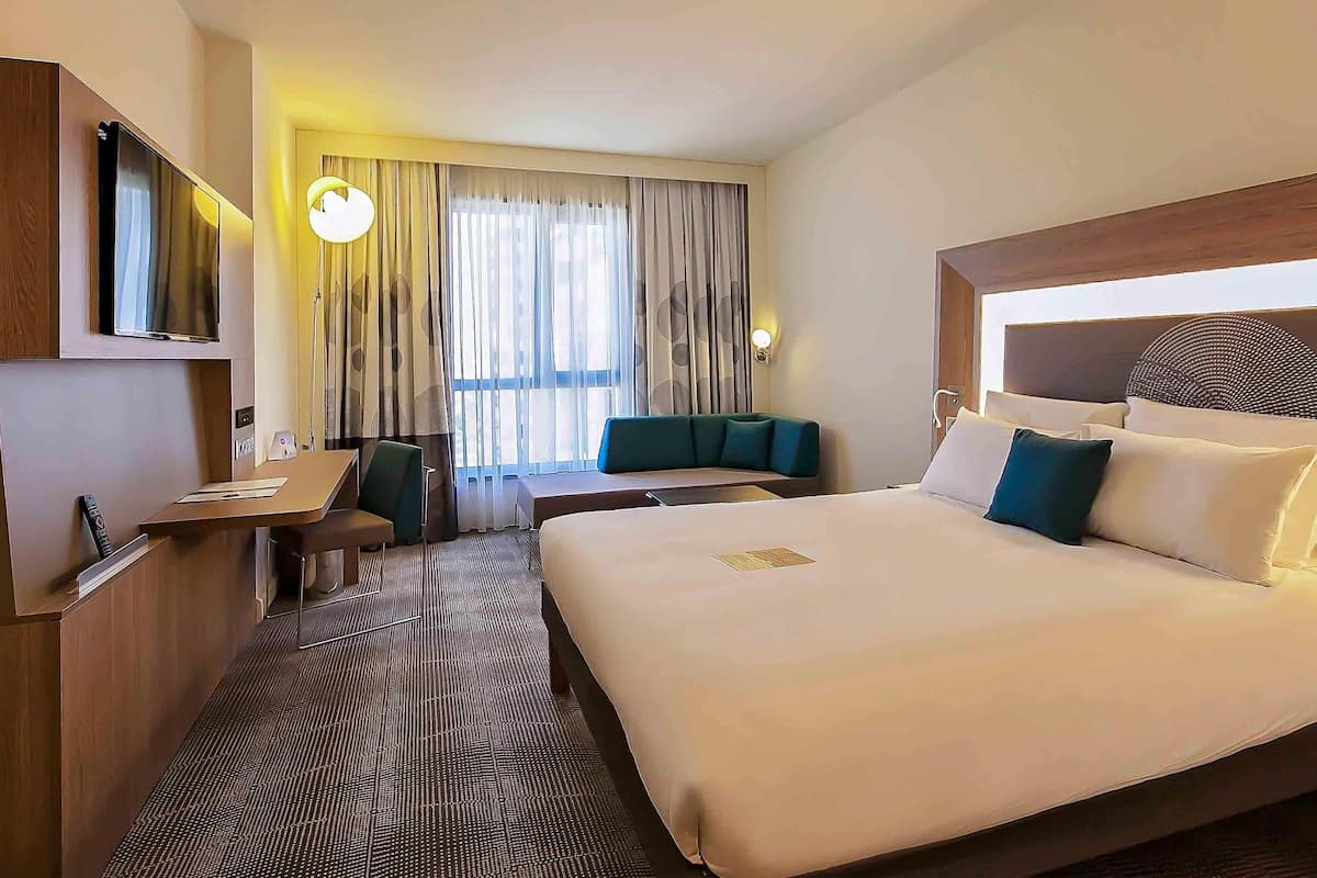 Quarto superior, 1 cama Queen e sofá-cama | Roupas de cama premium, frigobar, cofres nos quartos, escrivaninha