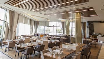 Pequeno-almoço tipo buffet diário mediante uma taxa