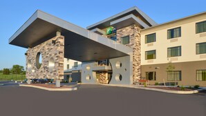 Um hotel moderno com design arquitetônico único, com grandes janelas circulares e uma saliência marcante.