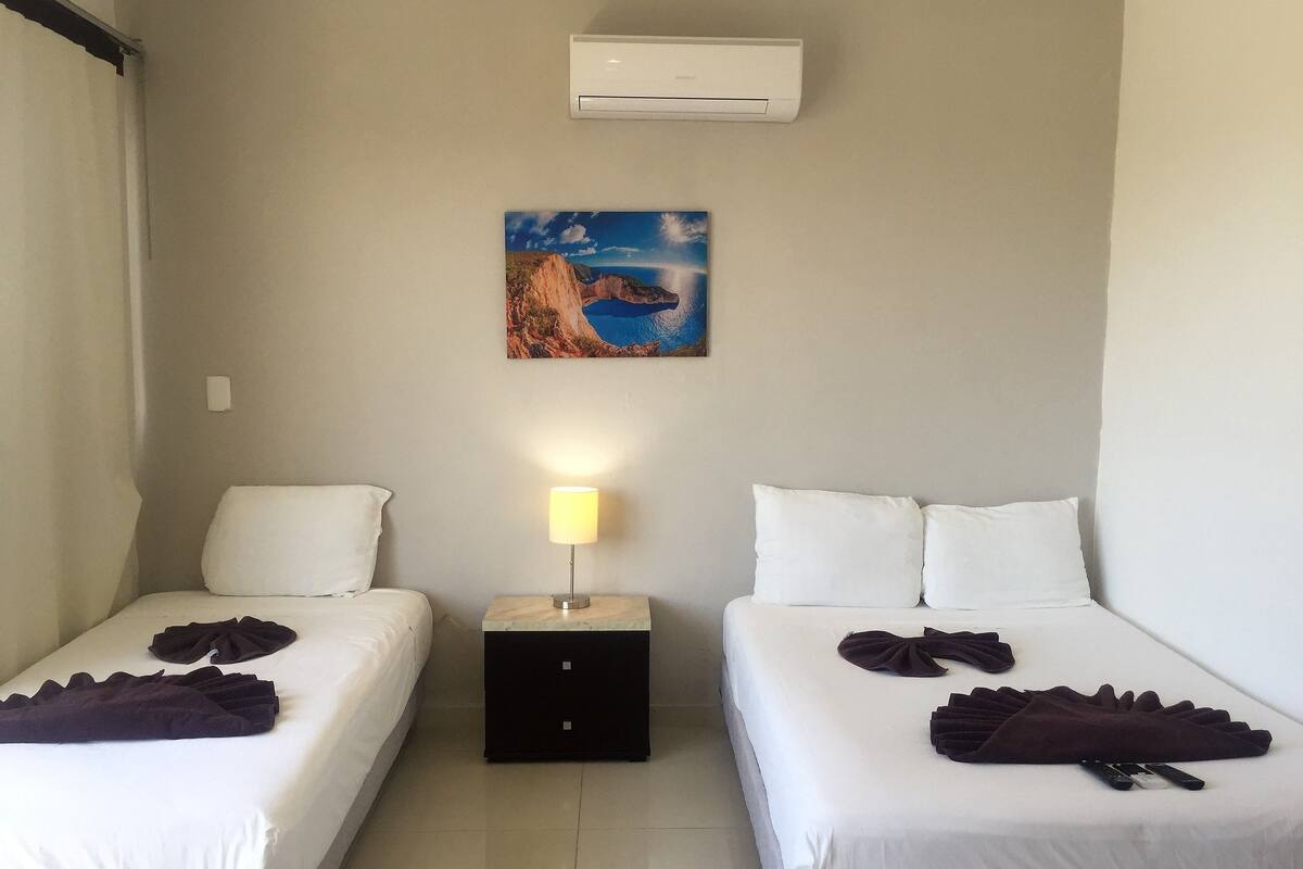 Estandar Triple Sin Balcón | Cofre no quarto, Wi-fi grátis, roupa de cama fornecida 