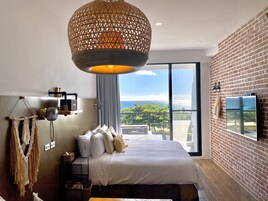 Quarto casal luxo, sacada, vista para o mar | Edredons de pluma, cortinas blackout, Wi-Fi de cortesia, roupa de cama