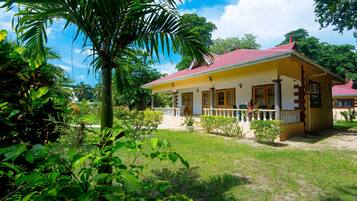 1 quarto, cofre no quarto, com decoração personalizada
