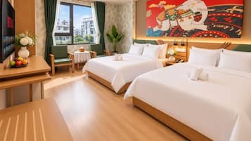 Quarto de hotel com duas camas, uma escrivaninha, uma cadeira, uma televisão e uma janela grande com cortinas.