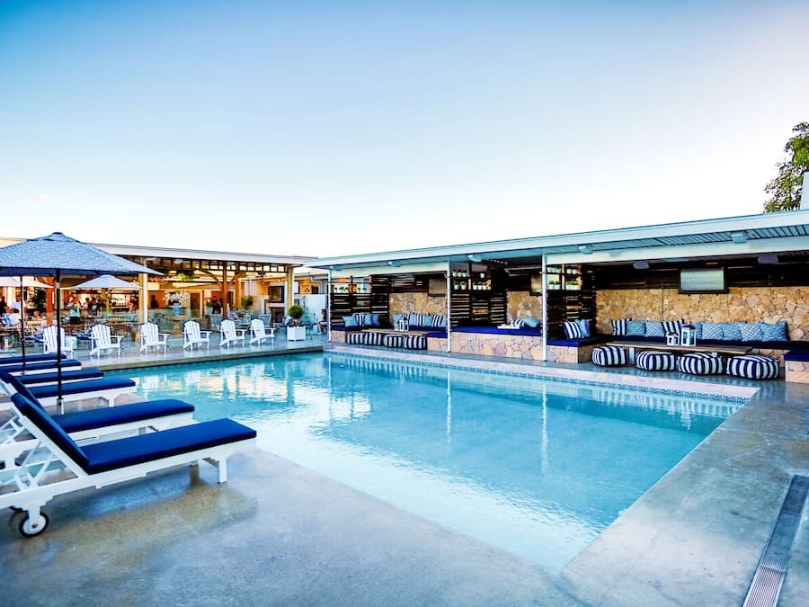 Piscina externa, barracas de cortesia, guarda-sóis