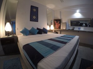 Quarto casal luxo, vista para a piscina | 1 quarto, roupas de cama premium, frigobar, cofres nos quartos
