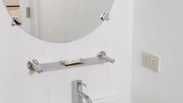Quarto Duplo Standard, não fumadores | Casa de banho | Um polibã, artigos de higiene pessoal grátis, um secador de cabelo