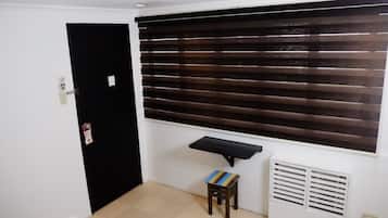 Quarto casal standard, para não fumantes | Escrivaninha, cortinas blackout, camas extras/dobráveis (sobretaxa)