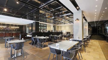 Café da manhã com buffet grátis todos os dias
