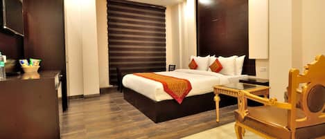 Estúdio (Free one-way airport / train station ) | Roupa de alta qualidade, minibar, secretária, quartos insonorizados